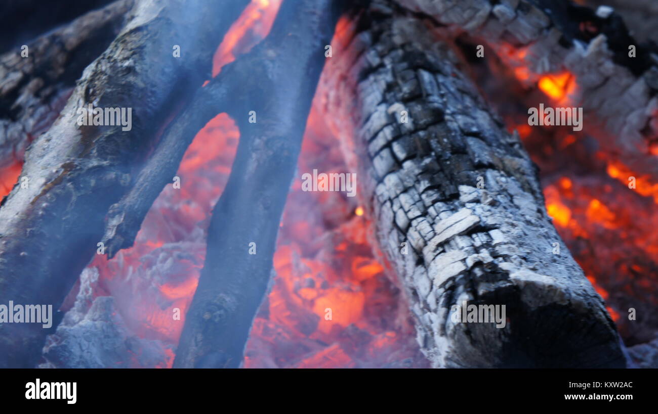 Burning fire wood and ember. back background closeup Stock Photo - Alamy