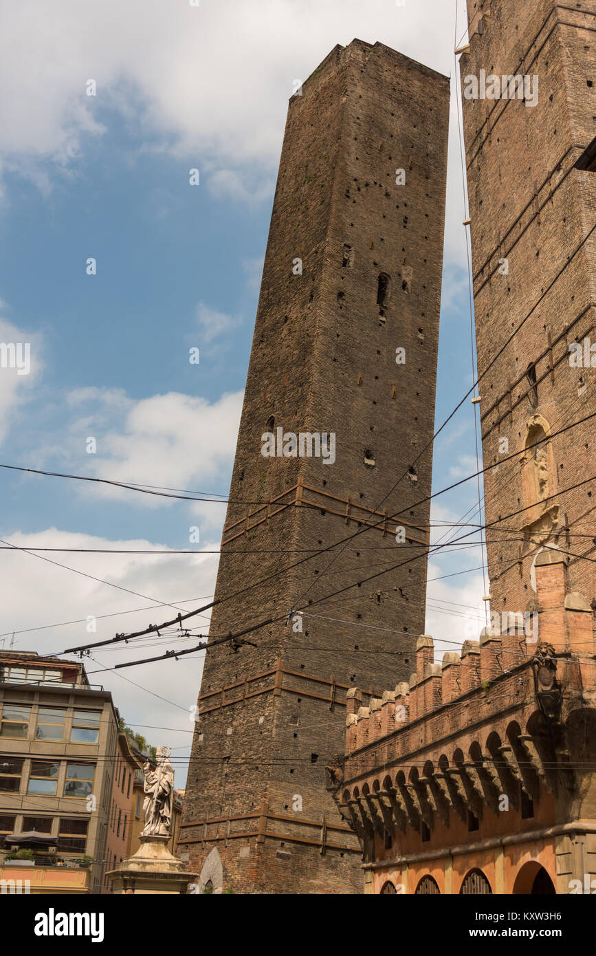 The Two Towers, Le due Torri: Garisenda e degli Asinelli Bologna Italy ...
