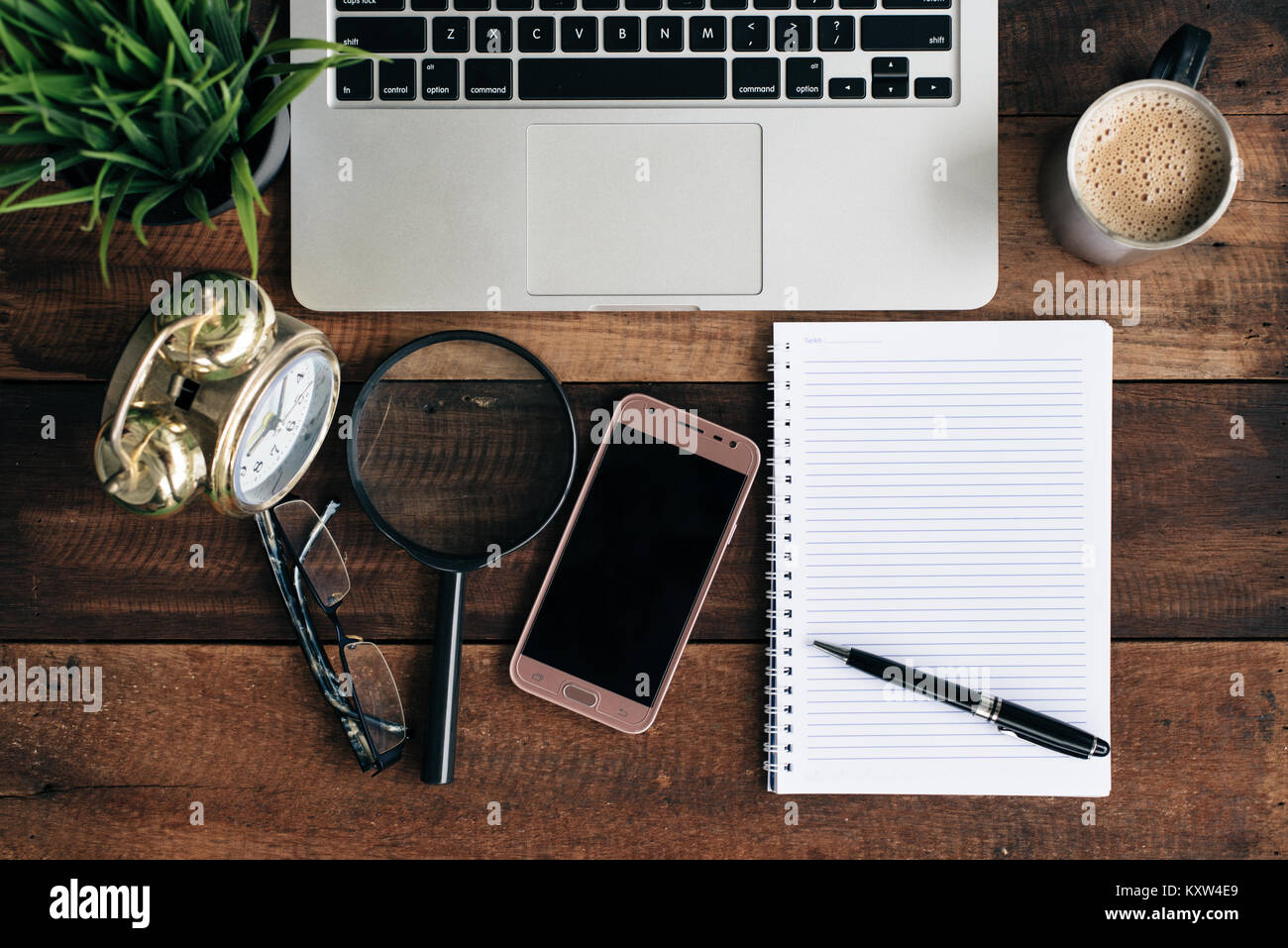 Clock magnifying glass hi-res stock photography and images - Alamy