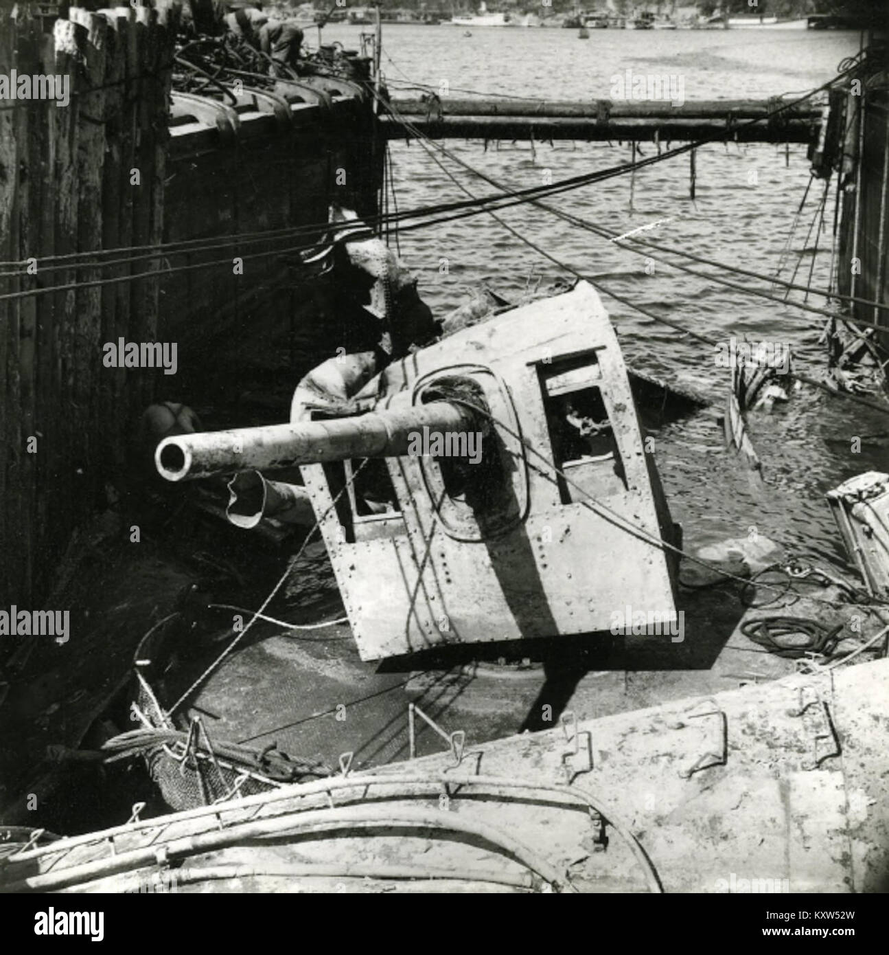 The image depicts the forward gun of the Swedish warship HMS Göteborg ...