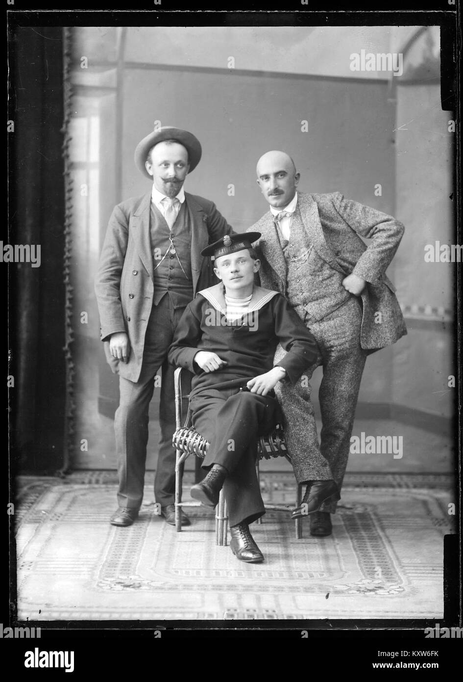 Fran Vesel (prvi z leve) v družbi fotografa Avgusta Bertholda Stock ...