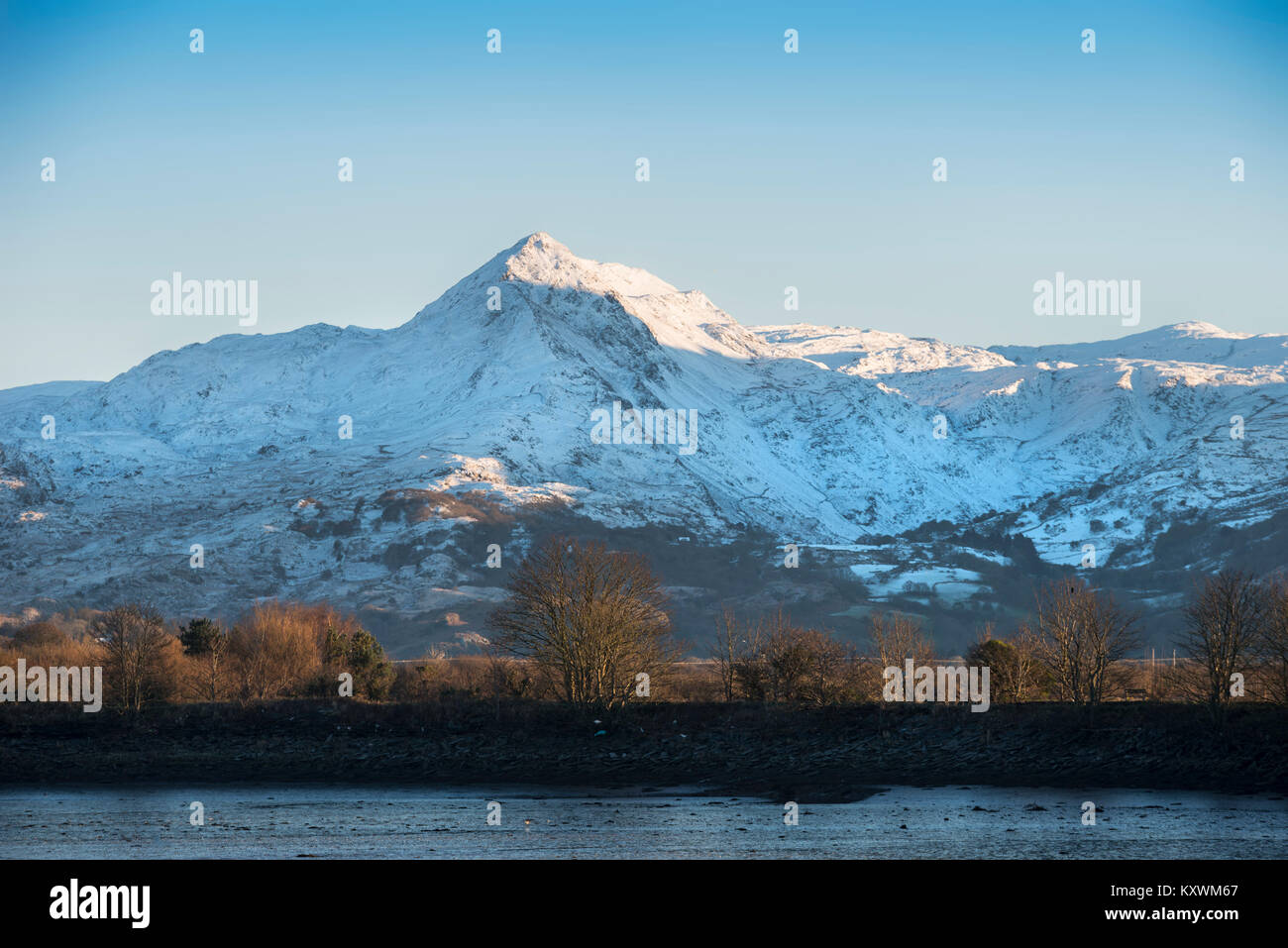 Beautiful Winter landscape image of Mount Snowdon and other peaks in ...