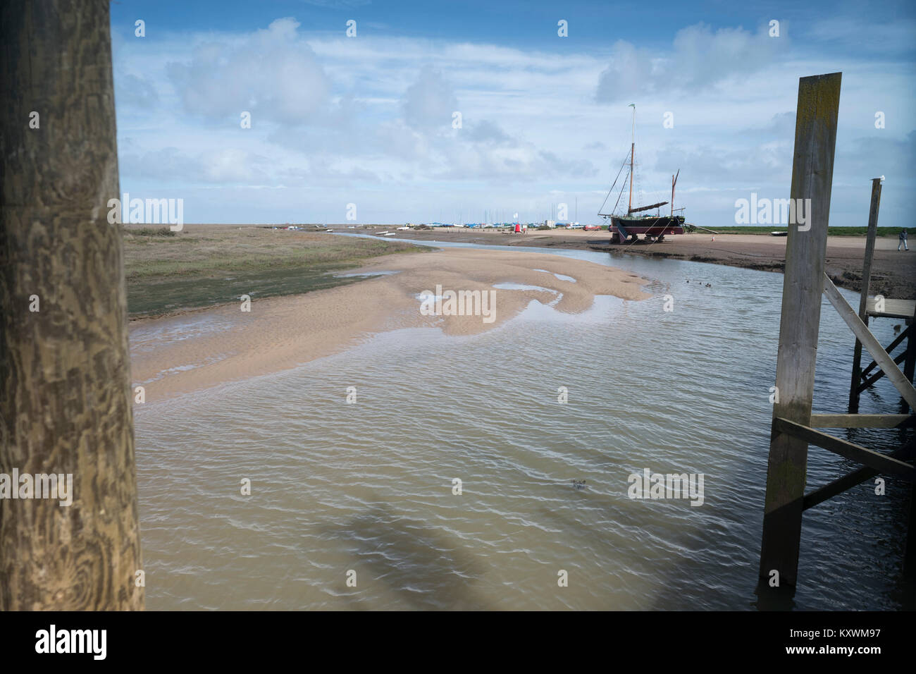 Stranded boat hi-res stock photography and images - Alamy