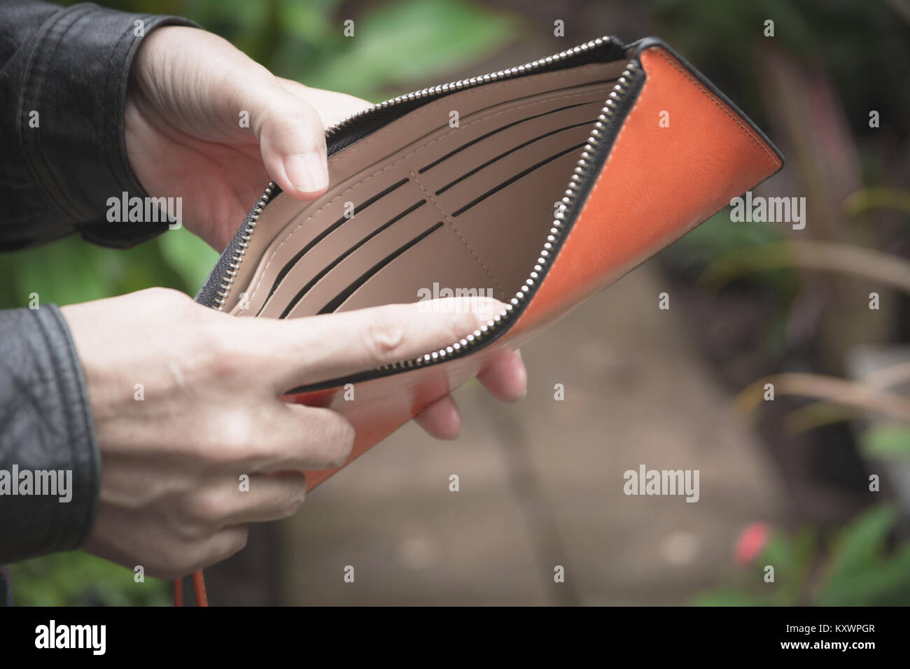 Woman empty wallet elderly hi-res stock photography and images - Alamy