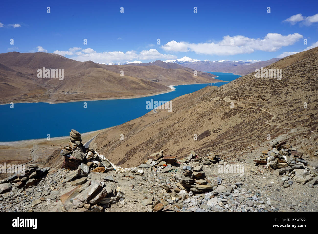 Yamdrok Lake and rocks in Tibet, China Stock Photo - Alamy
