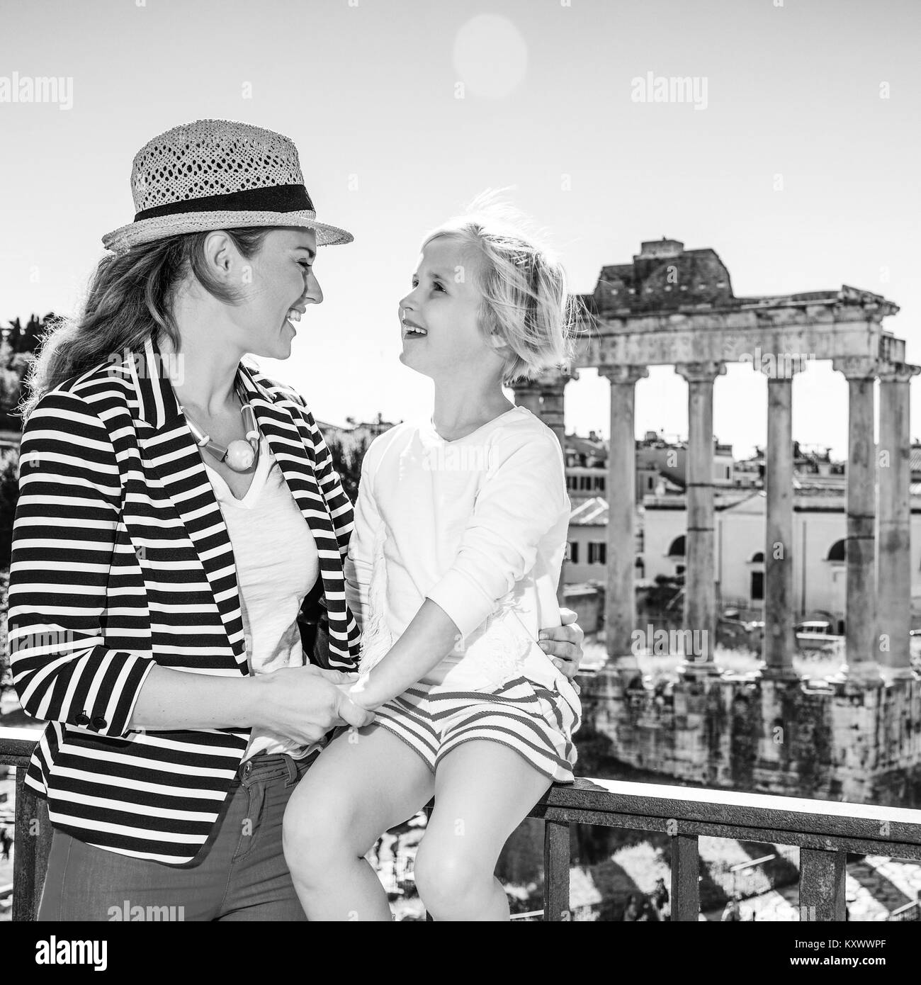 Family tourists sightseeing in rome hi-res stock photography and images ...