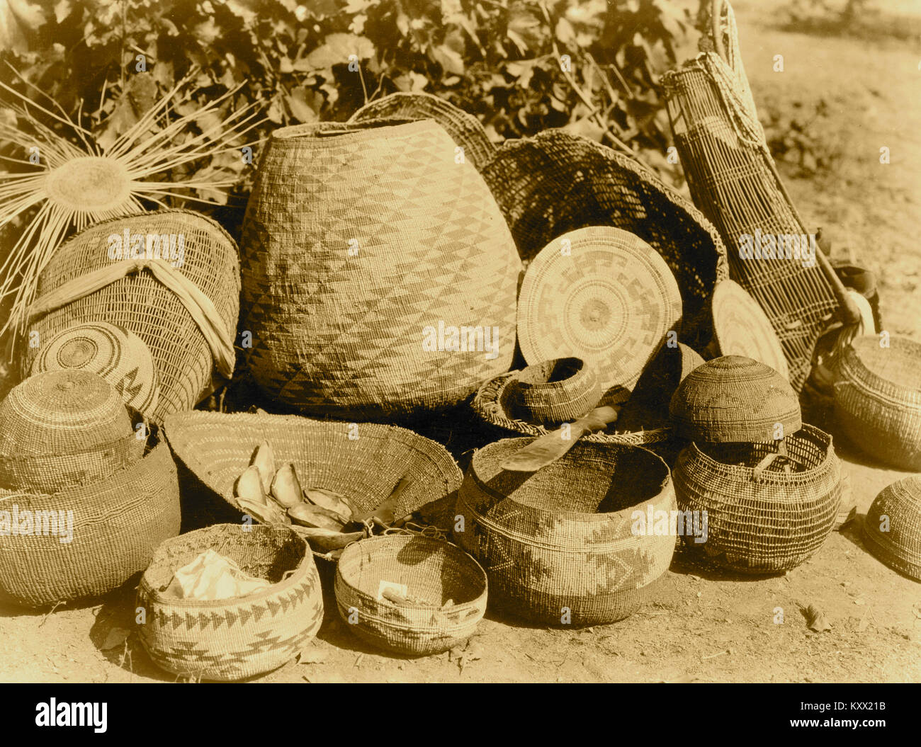 Karok baskets hi-res stock photography and images - Alamy