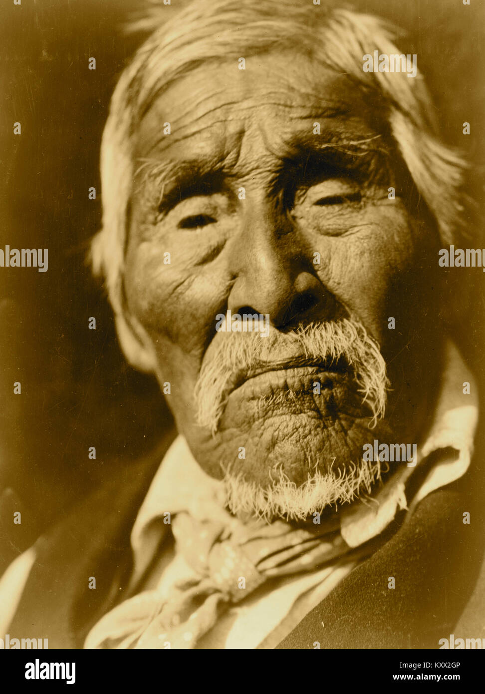 Old native american man hi-res stock photography and images - Alamy