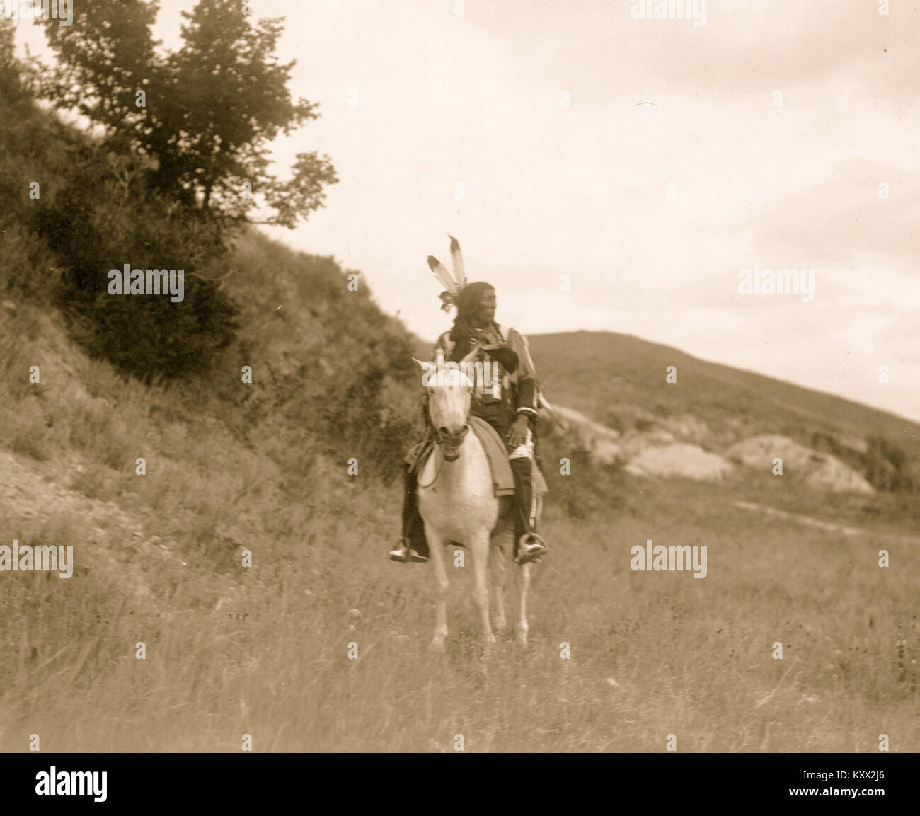 Native american indian and warrior hi-res stock photography and images ...