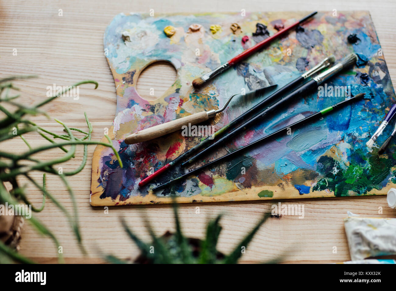 Paint brushes palette hi-res stock photography and images - Alamy