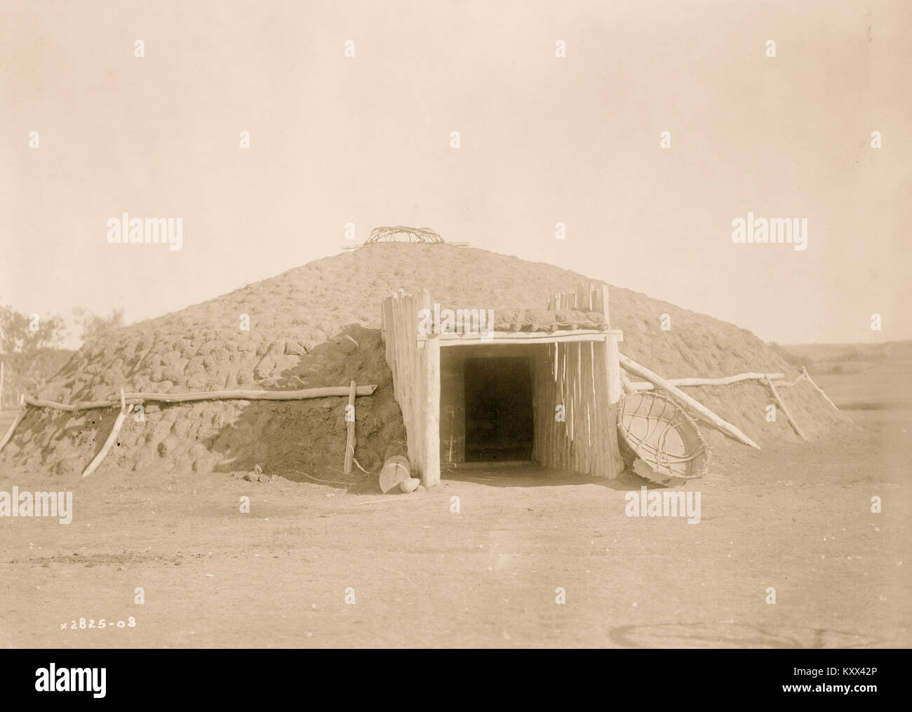 Mandan indian earthen lodge hi-res stock photography and images - Alamy