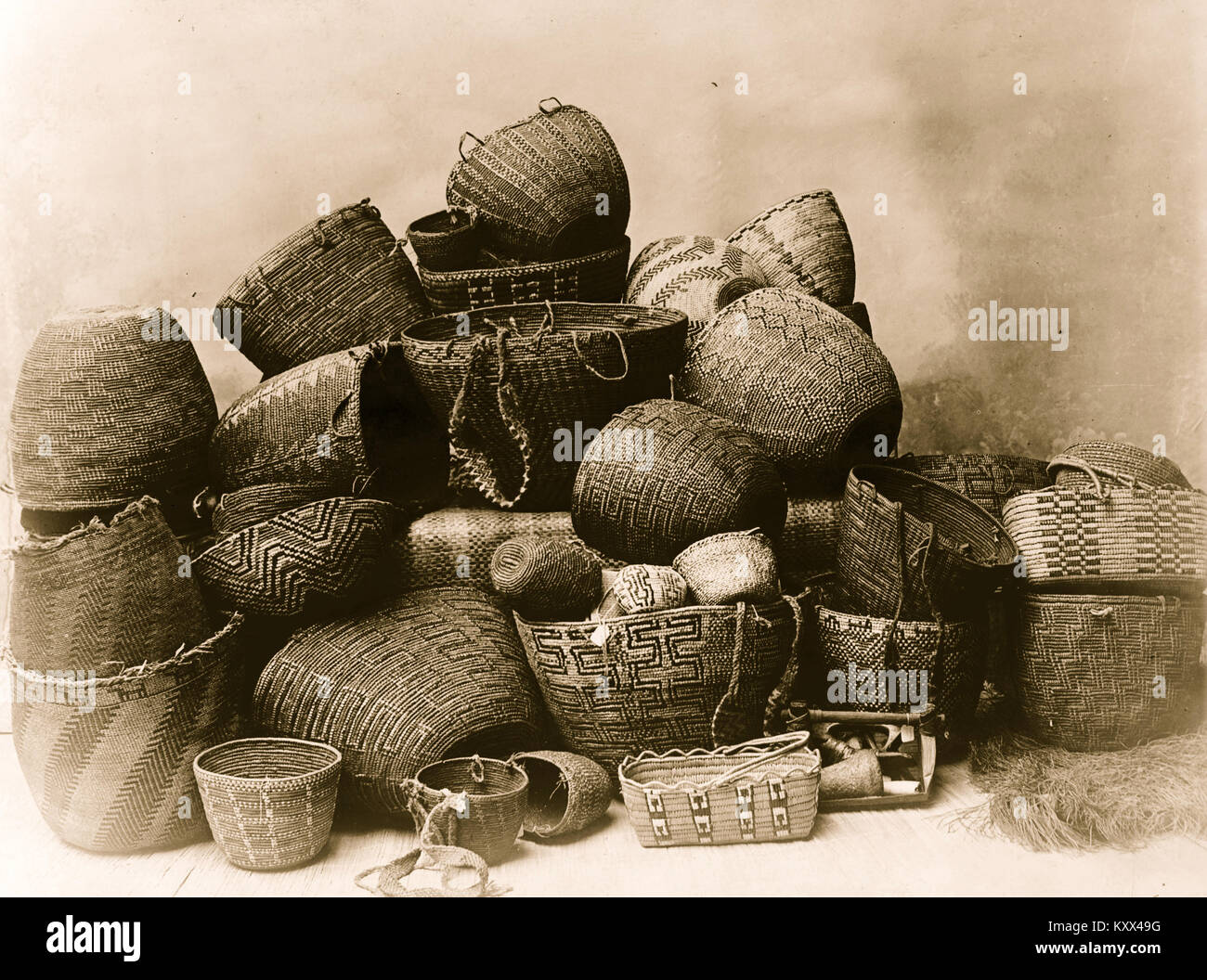 American indian weaving baskets hi-res stock photography and images - Alamy