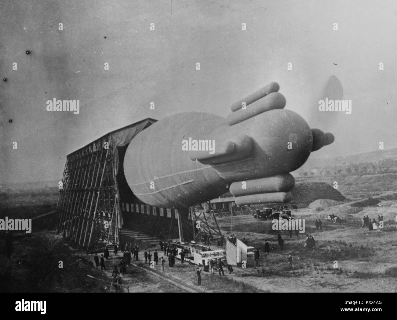 Dirigible balloon, "La Ville de Paris", built by Henri Deutsch Stock ...