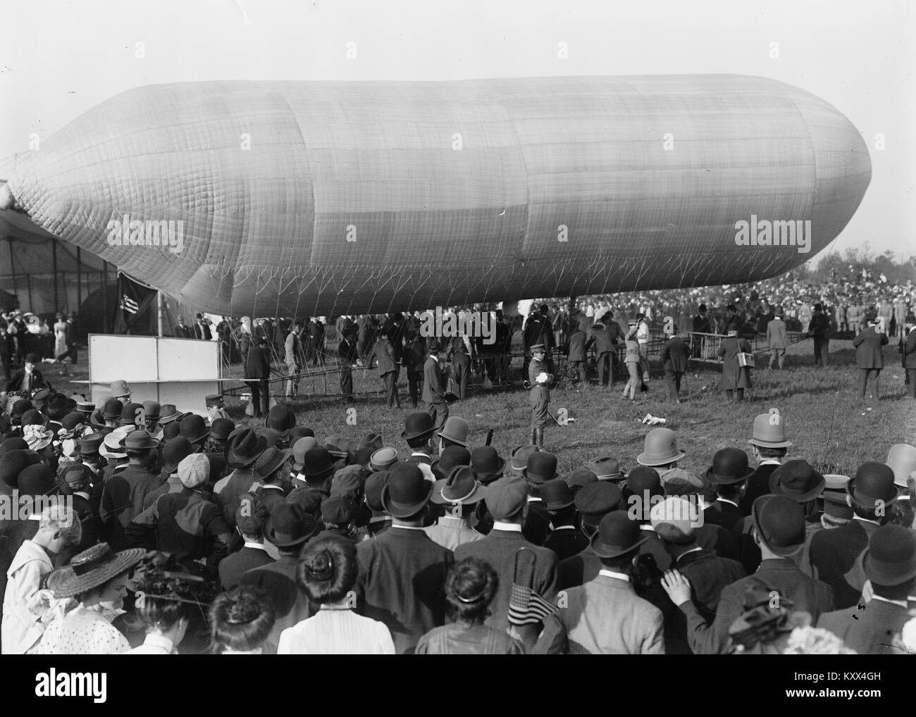 Army dirigible hi-res stock photography and images - Alamy