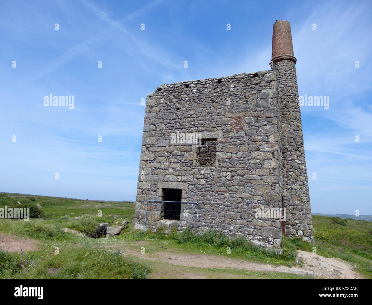 Old mines cornwall hi-res stock photography and images - Alamy