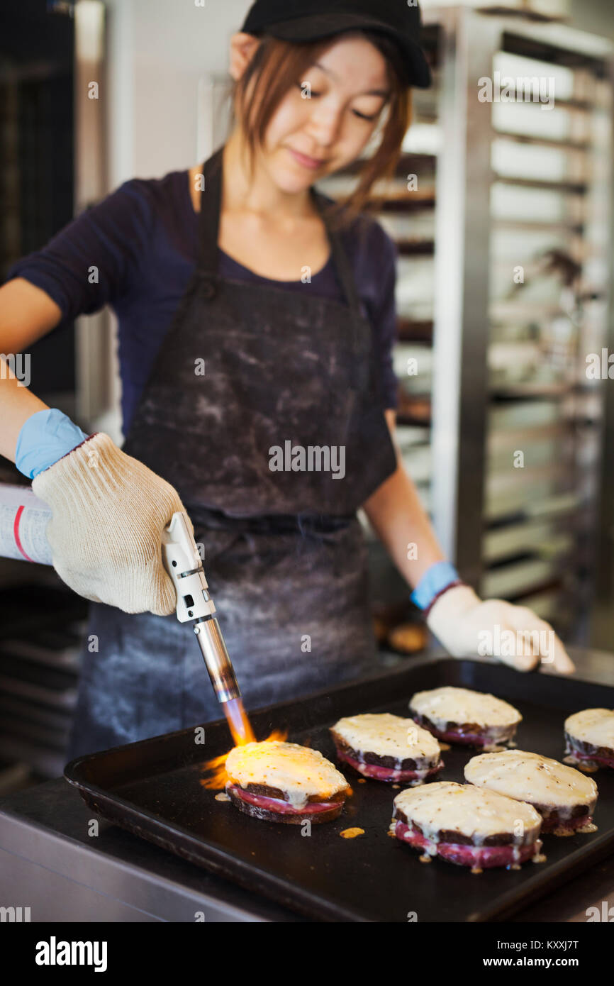 Woman kitchen using oven gloves hi-res stock photography and images - Alamy