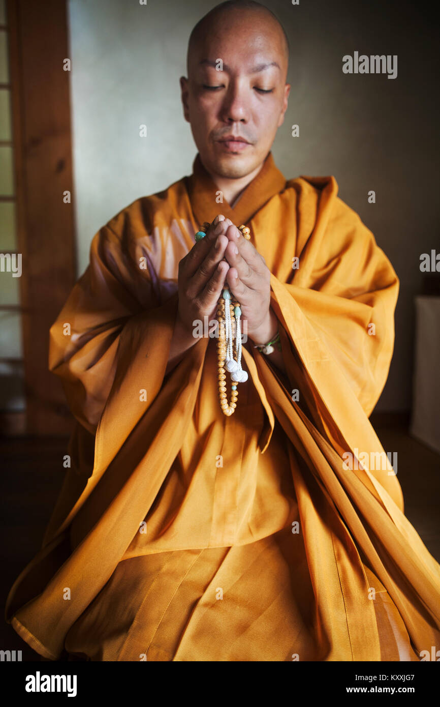 Man in robe kneeling hi-res stock photography and images - Alamy