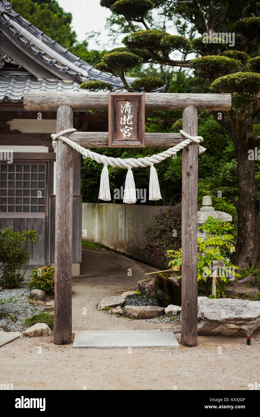 Japanese wooden gate hi-res stock photography and images - Alamy