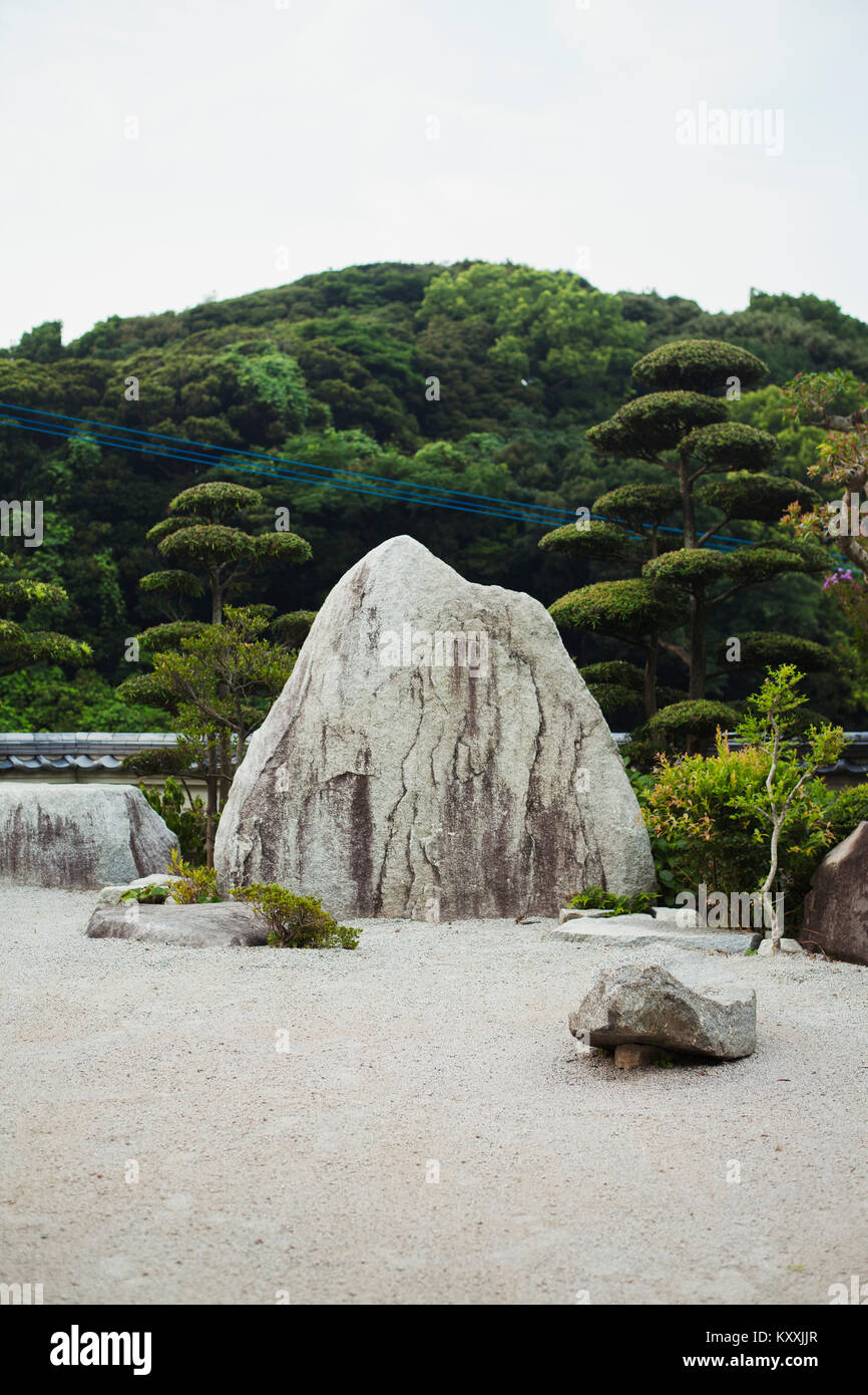 Japanese rock garden vertical hi-res stock photography and images - Alamy