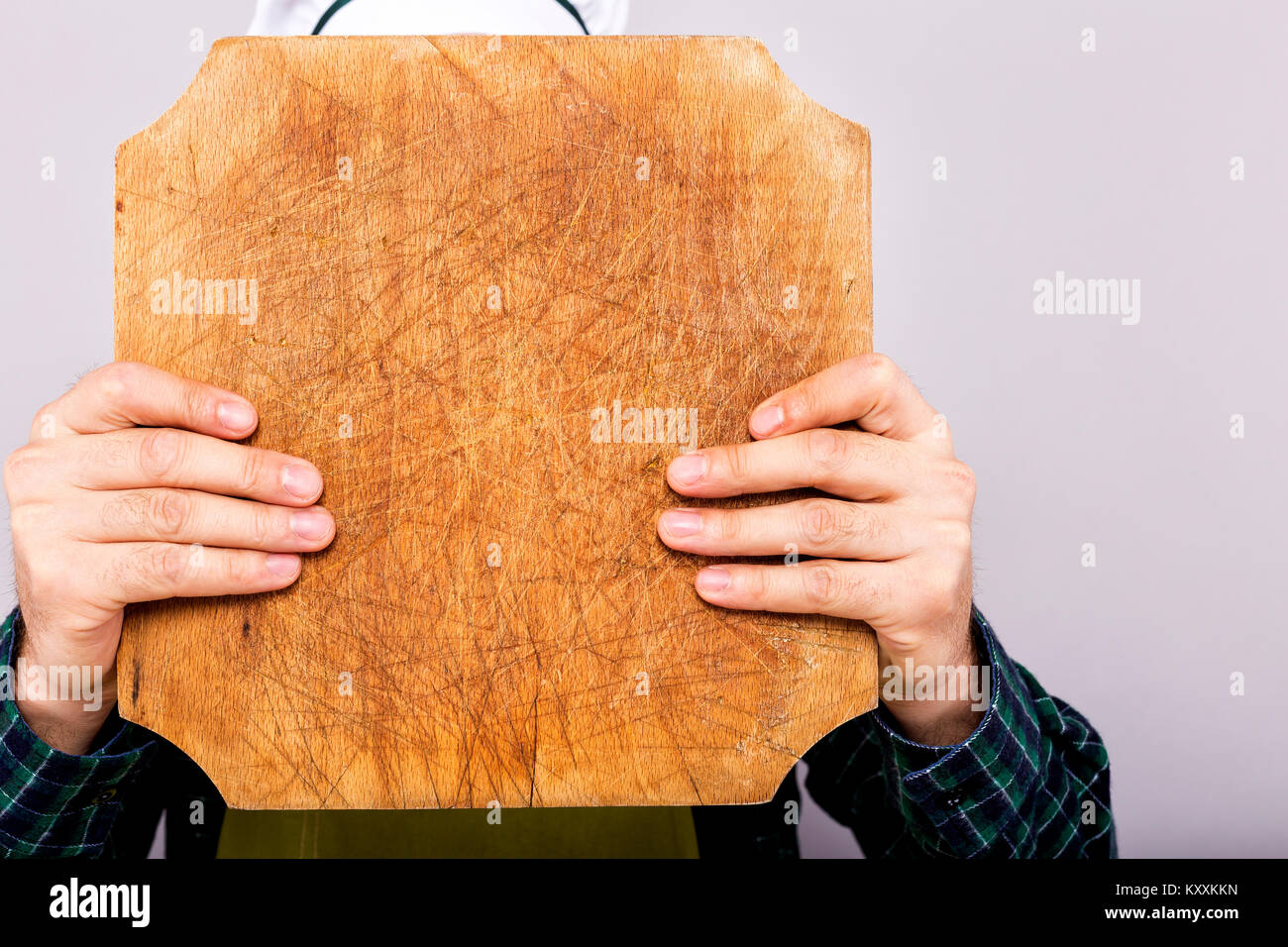 Hands holding rectangular wooden cutting board Stock Photo - Alamy