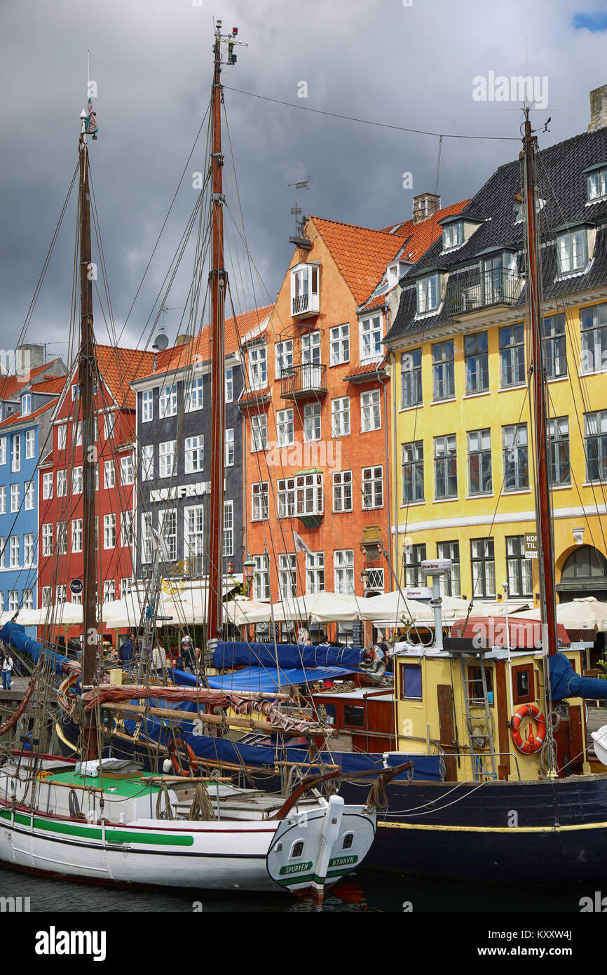 COPENHAGEN, DENMARK - AUGUST 14, 2016: Boats in the docks Nyhavn ...