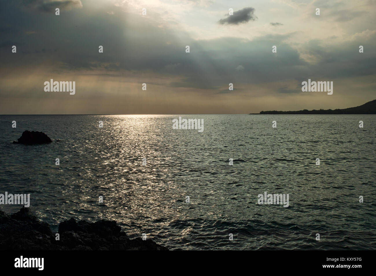 Sunset over the Pacific Ocean from Hawaii. Ocean water, clouds and sun ...