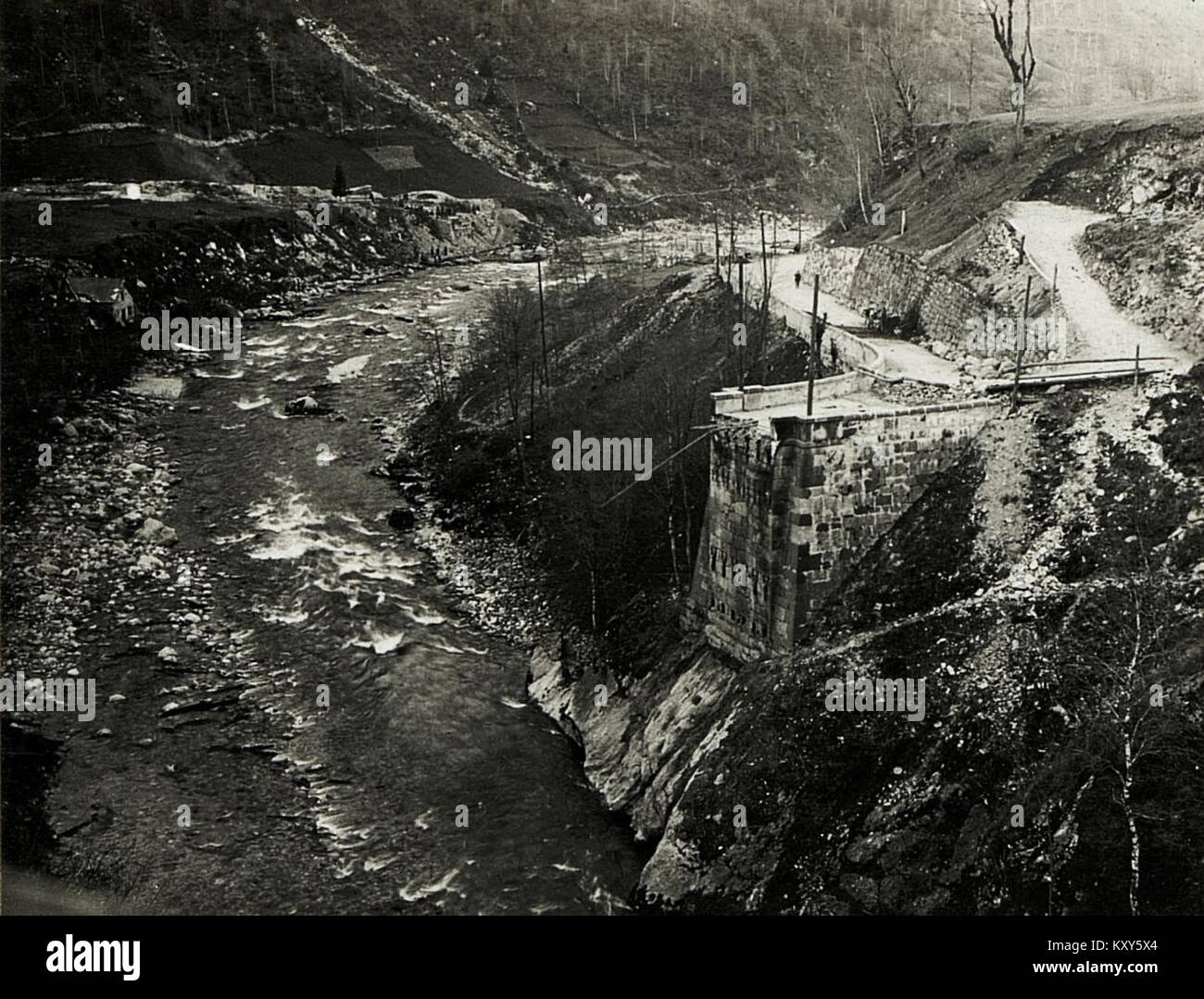Gesprengte brucke hi-res stock photography and images - Alamy
