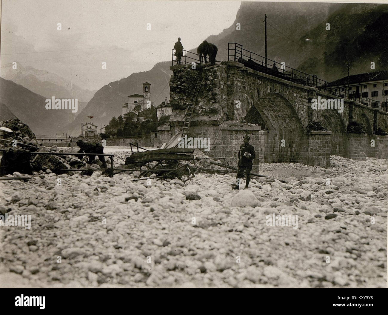 Gesprengte brucke hi-res stock photography and images - Alamy