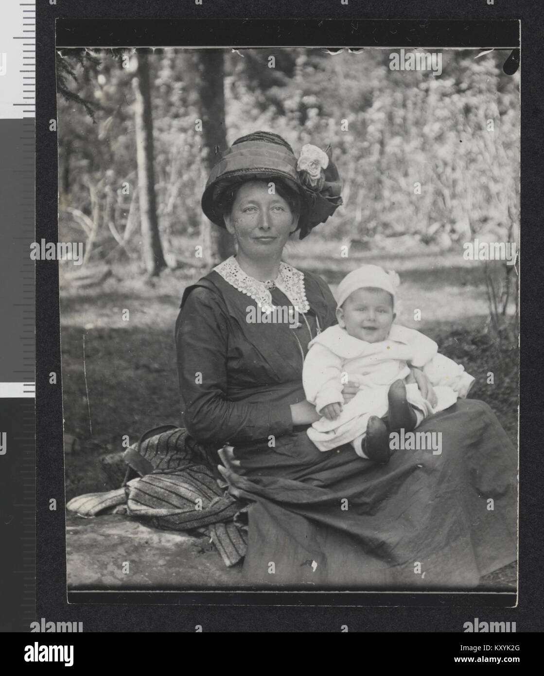 Photograph of Hanna Resvoll-Holmsen and her son Per in 1912 ...