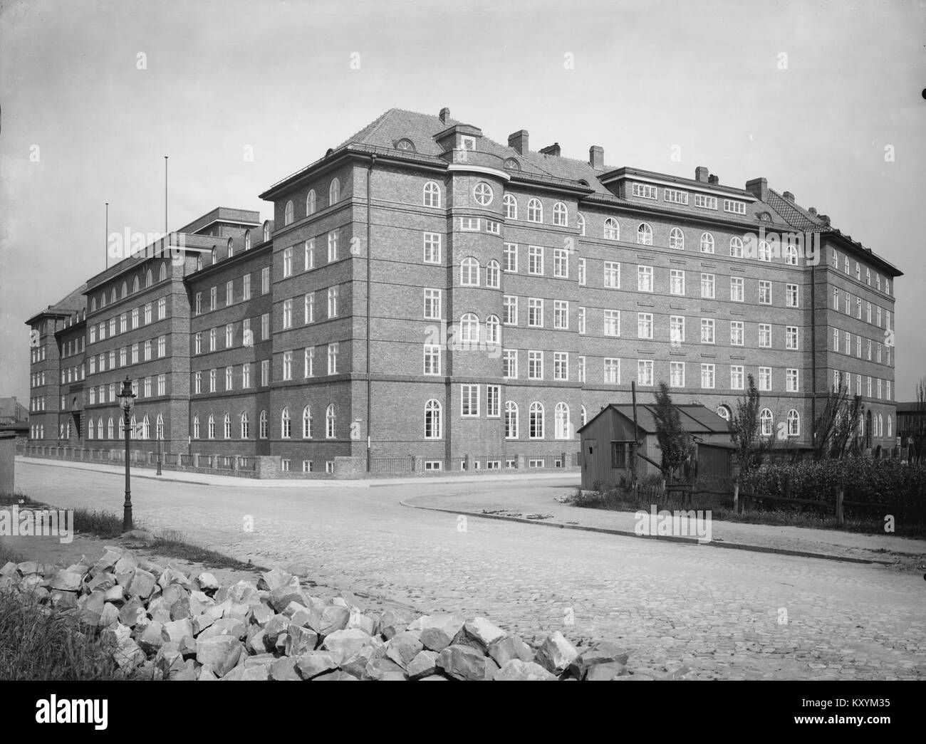This image depicts the building of a police barracks (Polizeikaserne ...