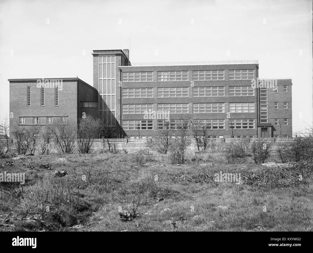 This architectural drawing presents the side view of Cuxhaven school ...
