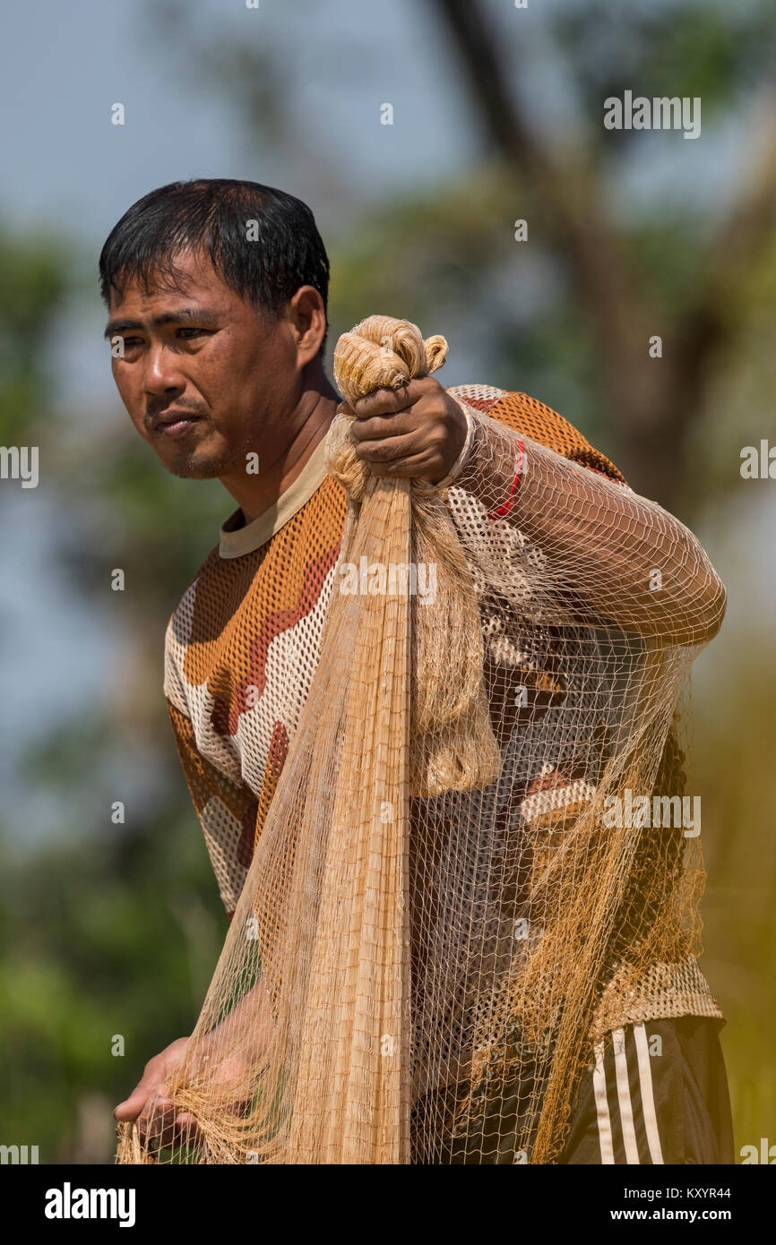 Fisherman with the fishing net Prek Toal, Sangkae River,Tonle Sap ...