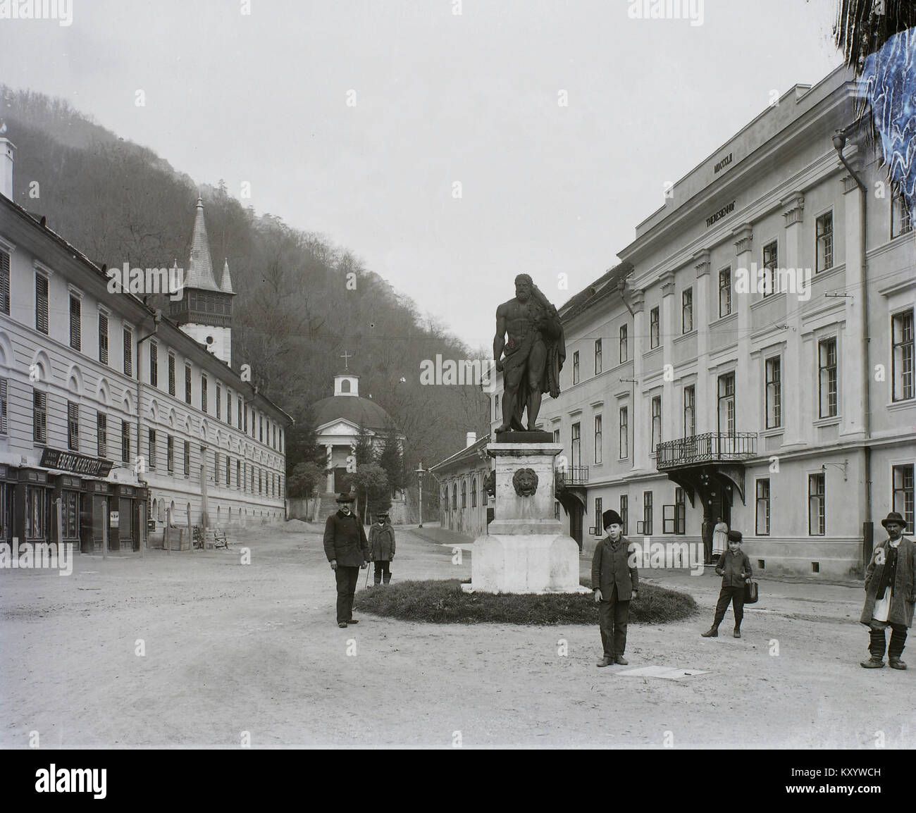 Herkules tér (Piata Hercules), jobbra a Teréz udvar. Fortepan 86457 ...