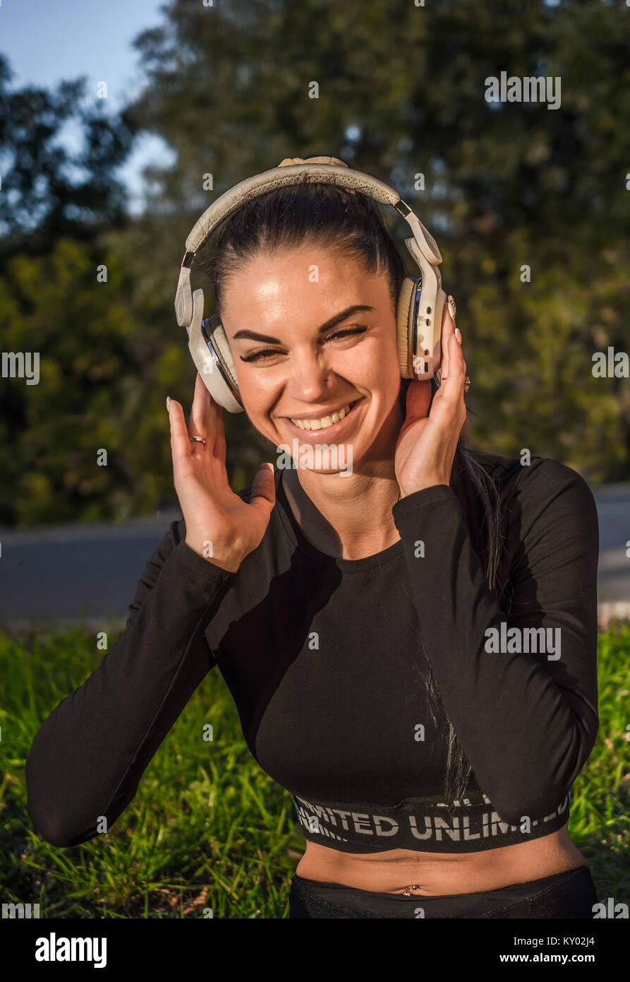 Fit girl listening to music with her headphones Stock Photo - Alamy