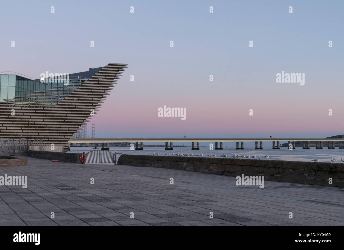 The ship's prow shape of the V&A design museum overlooks the river Tay ...