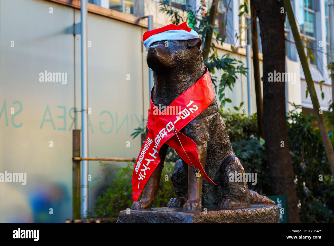 TOKYO, JAPAN - NOVEMBER 28 2015: Hachiko statue at Shibuya station, the ...