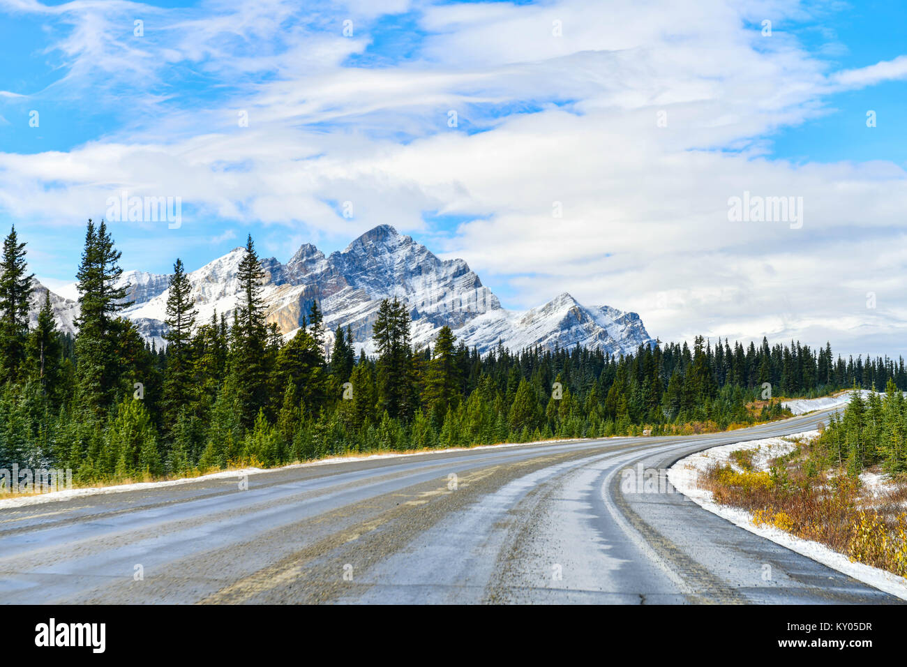 The road 93 beautiful "Icefield Parkway" in Autumn Jasper National park ...