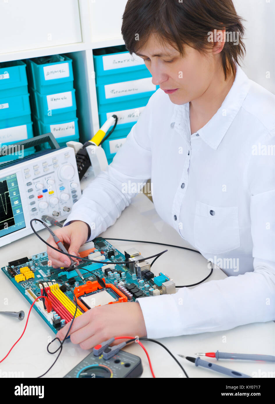 Electronic engineer woman hi-res stock photography and images - Alamy