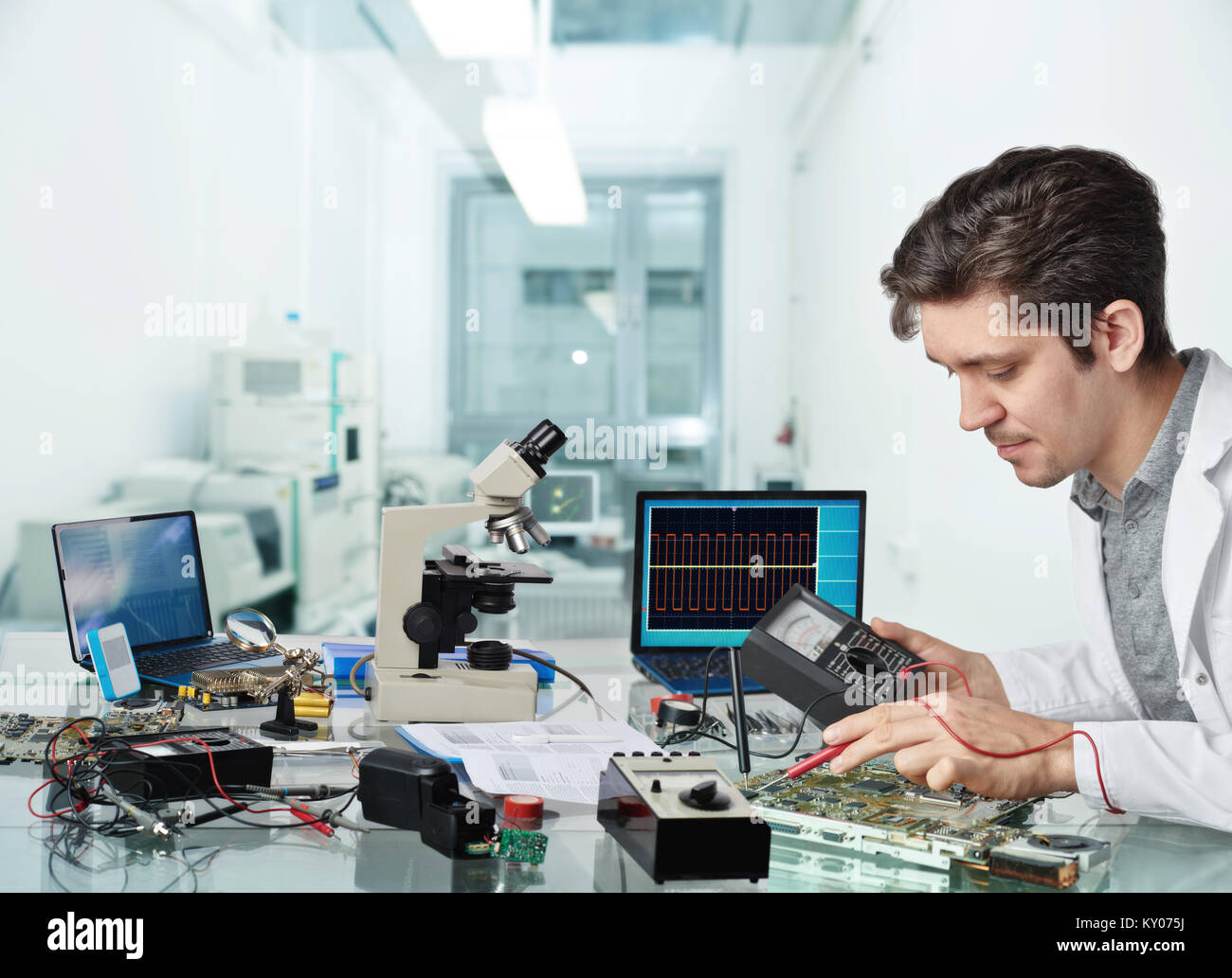 Engineer in electronic repair hi-res stock photography and images - Alamy