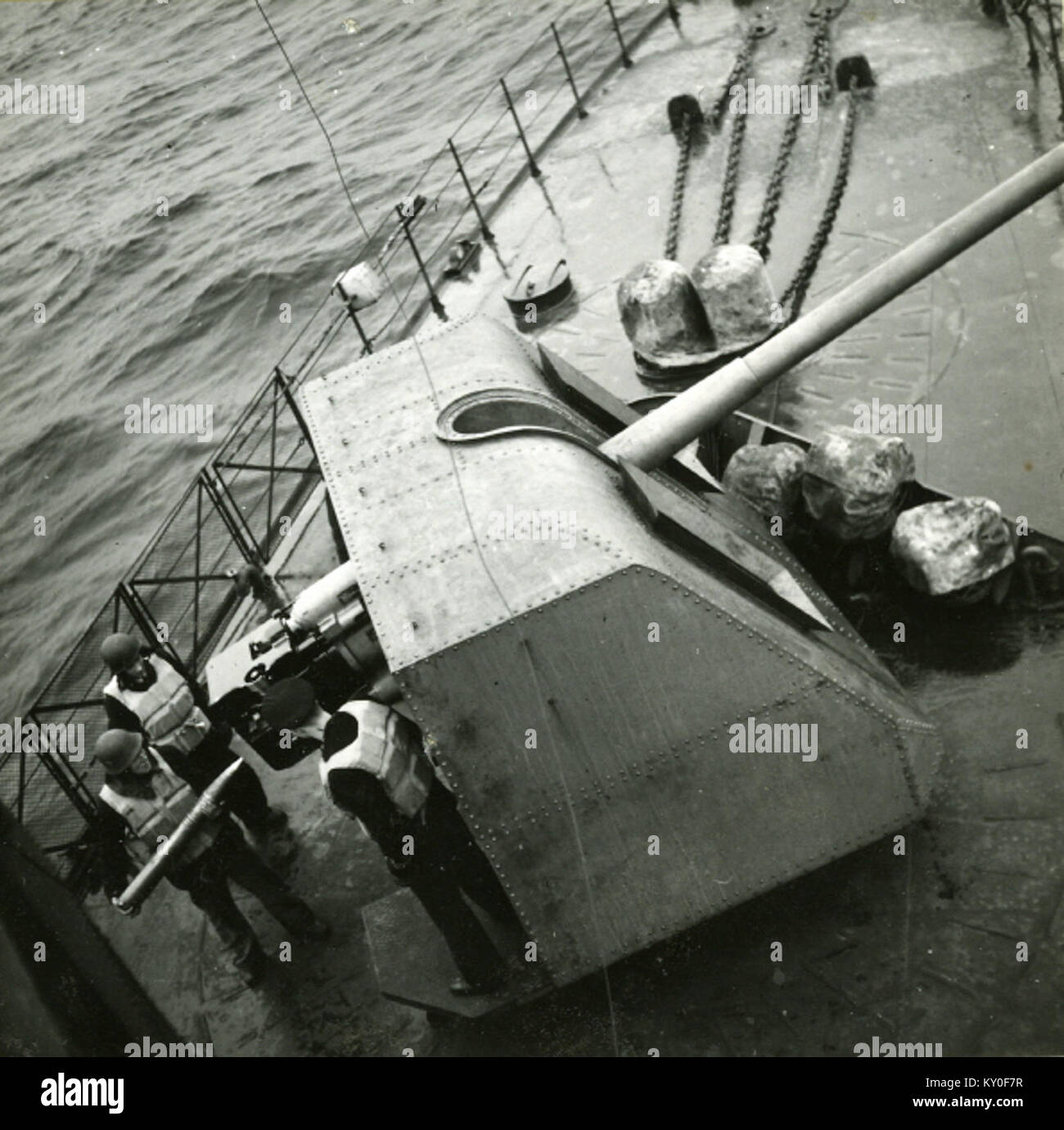 Main gun hi-res stock photography and images - Alamy