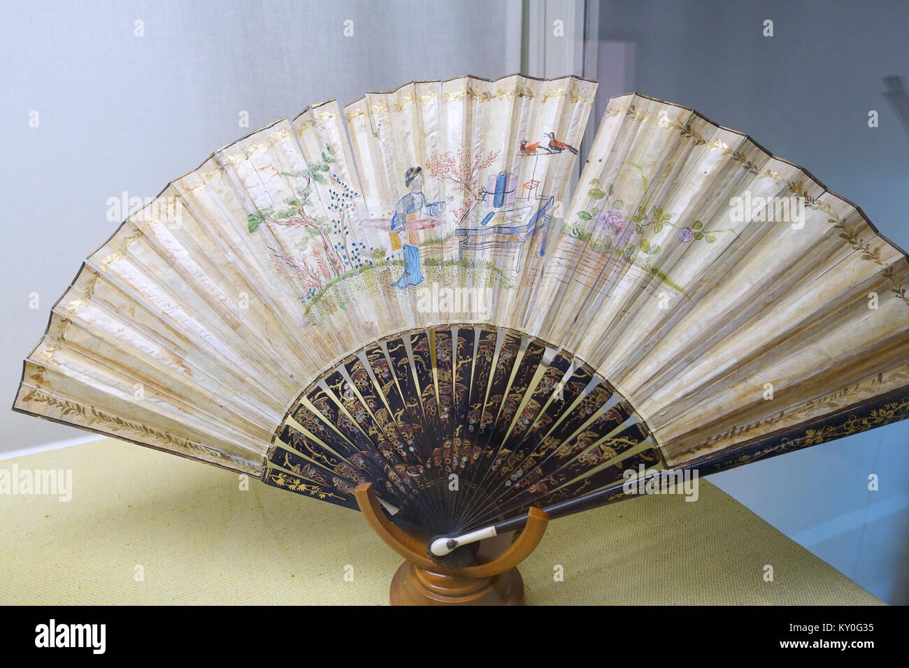 Folding fan 1700s hi-res stock photography and images - Alamy