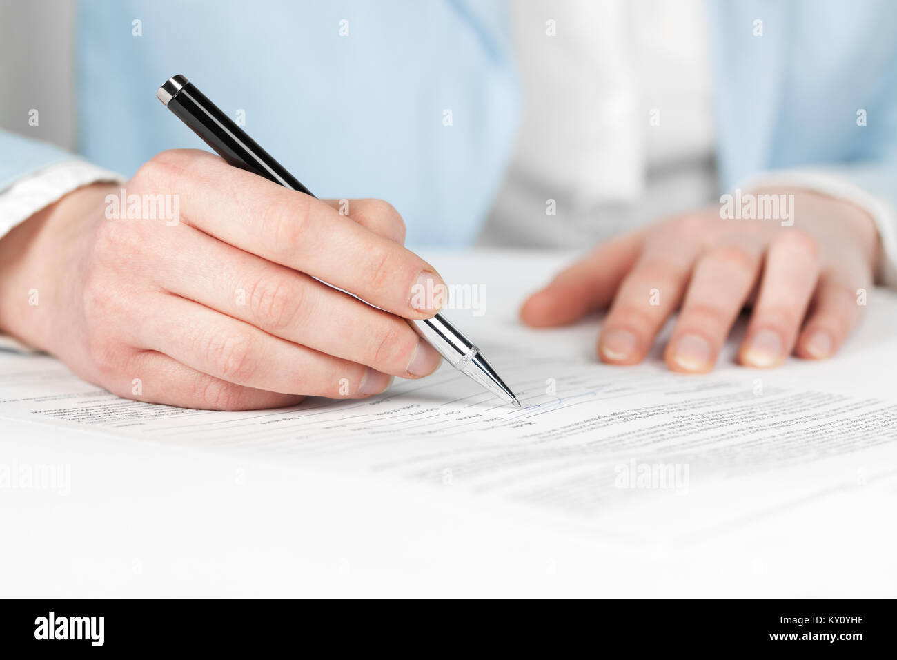 Business woman signing contract Stock Photo - Alamy