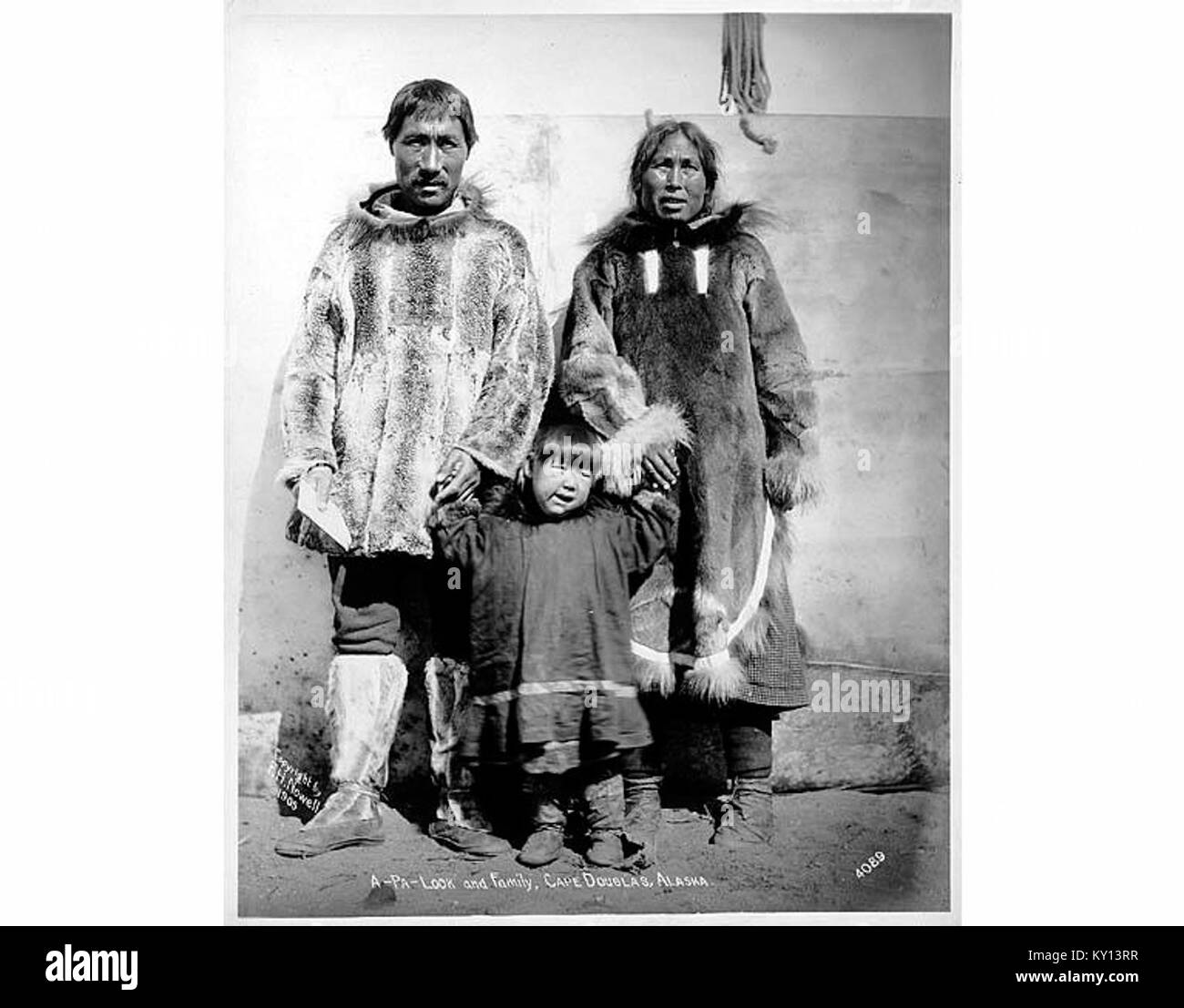 Eskimo man and woman hi-res stock photography and images - Alamy
