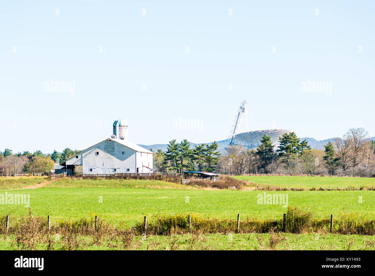 Satellite dish farm hi-res stock photography and images - Alamy