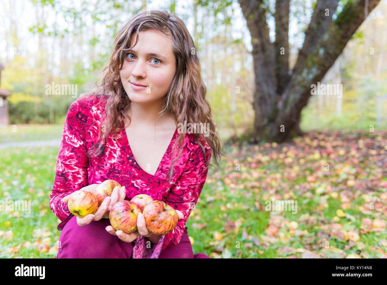 Woman bruised face smile hi-res stock photography and images - Alamy