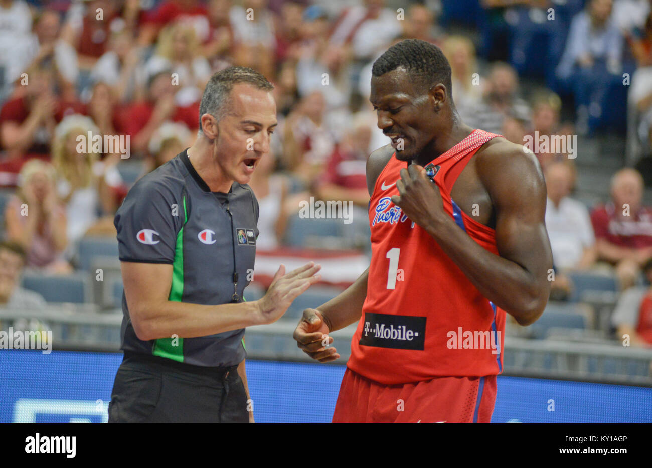 Ramon Clemente (Puerto Rico) arguing with a referee Stock Photo - Alamy