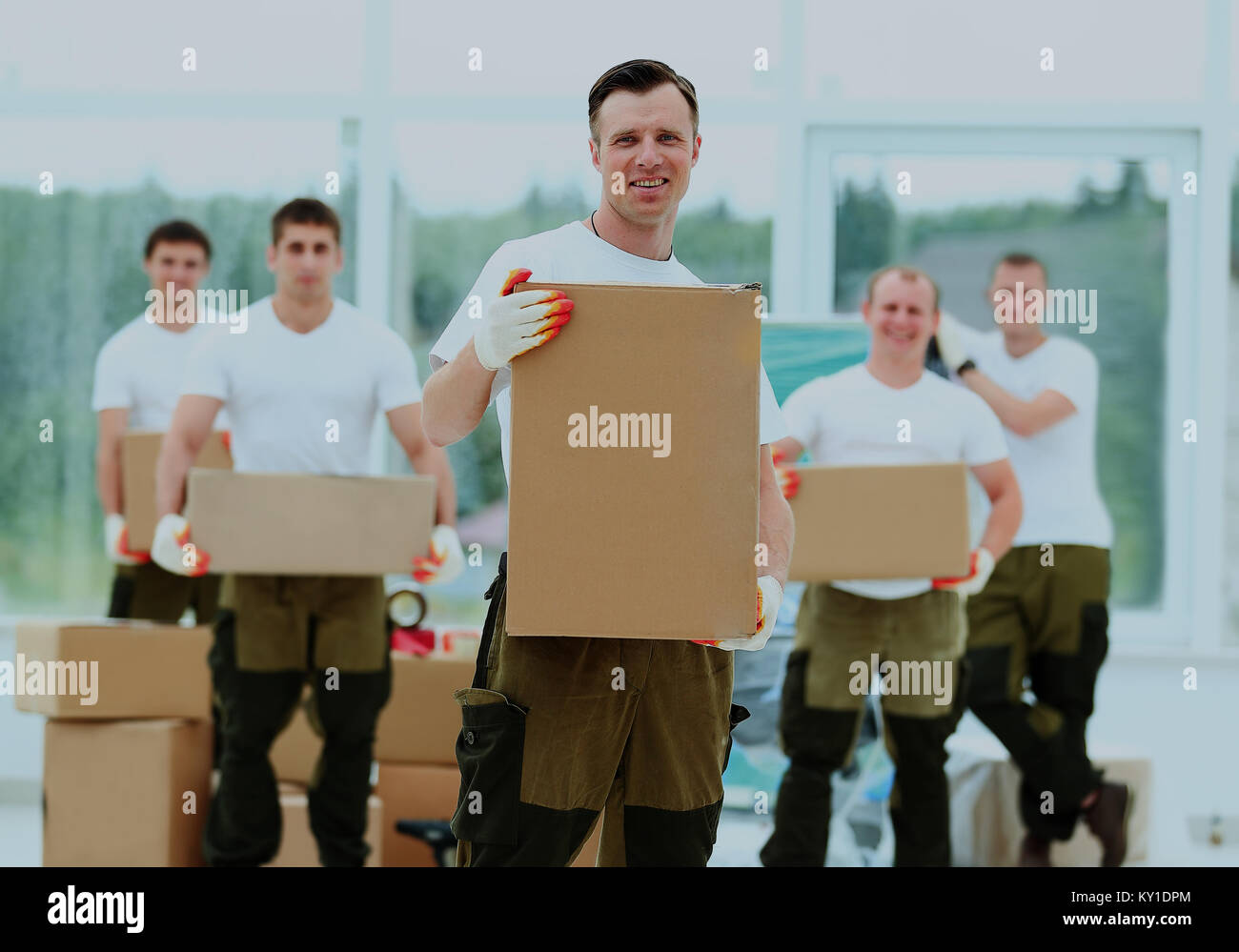 Workers unload boxes Stock Photo - Alamy