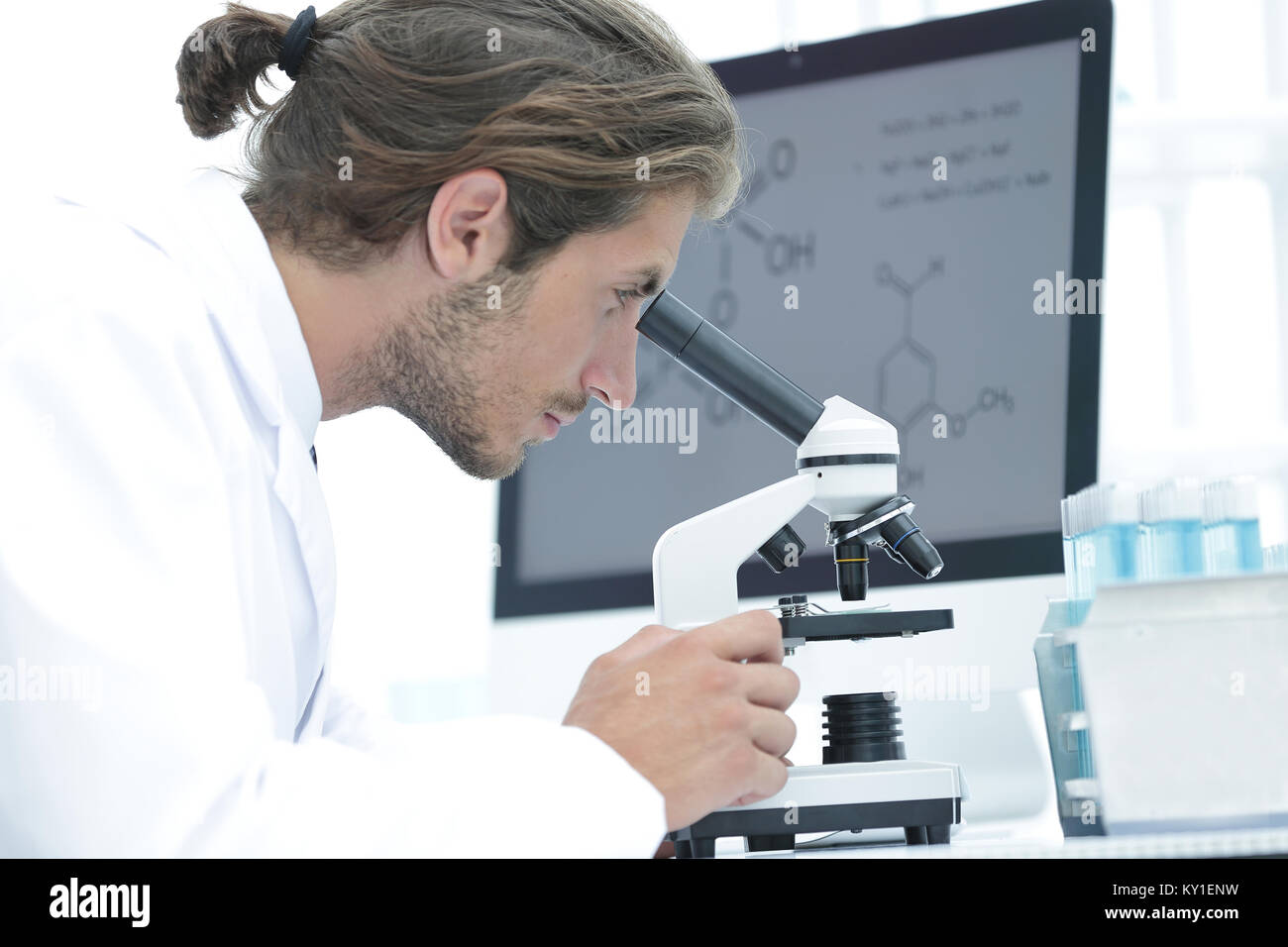 senior lab technician using microscope in laboratory Stock Photo - Alamy