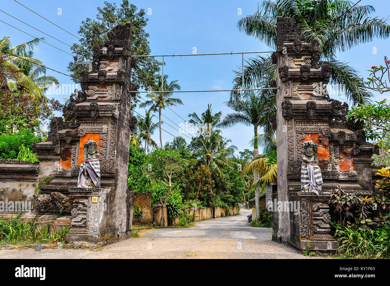 Entry gate in the town of Ubud, Bali Stock Photo - Alamy