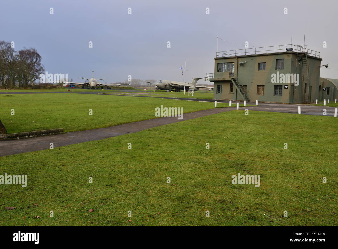 Single storey flat roof building hi-res stock photography and images ...